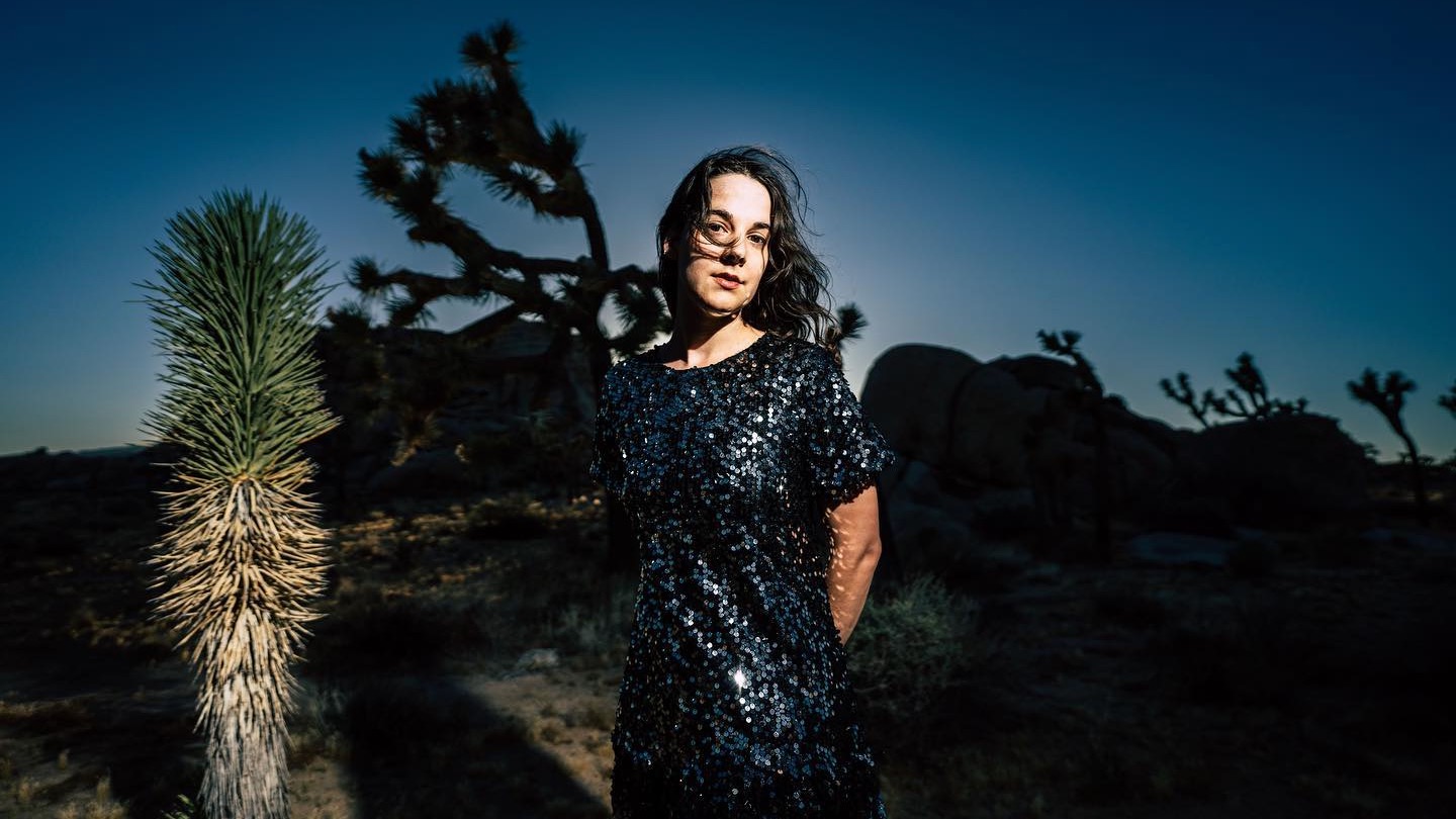 Ears Wide Open: Izzy Outerspace – buzzbands.la